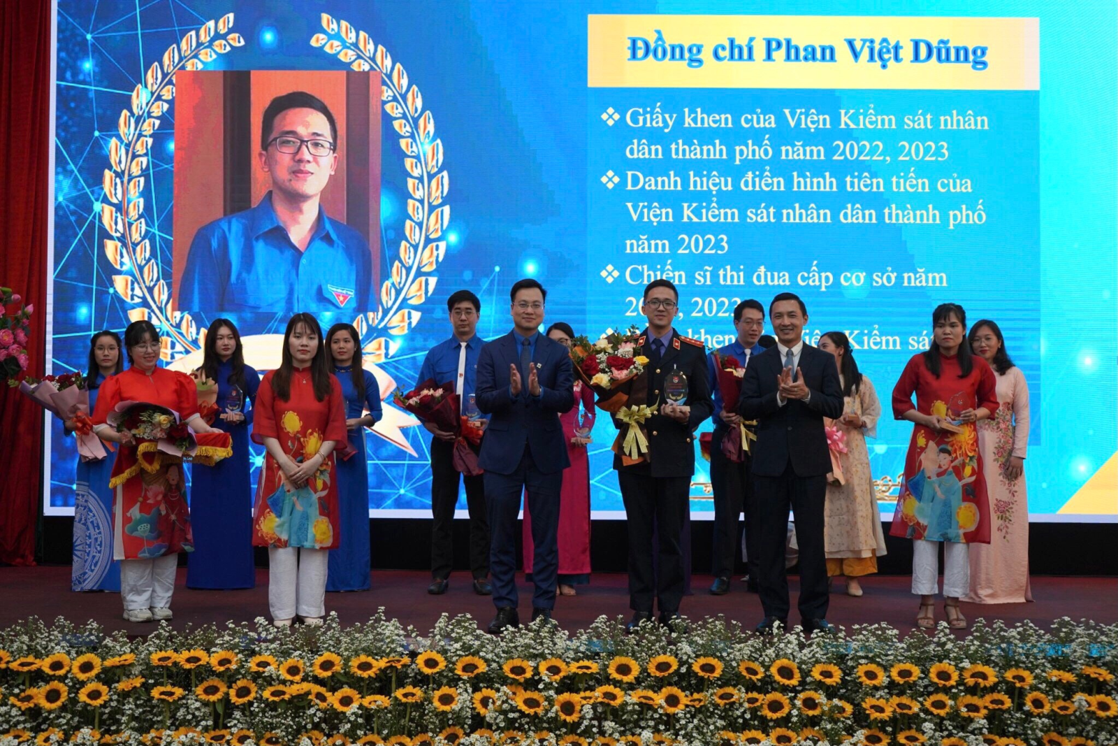 Đoàn khối các cơ quan Thành phố tuyên dương 10 gương cán bộ, công chức ...