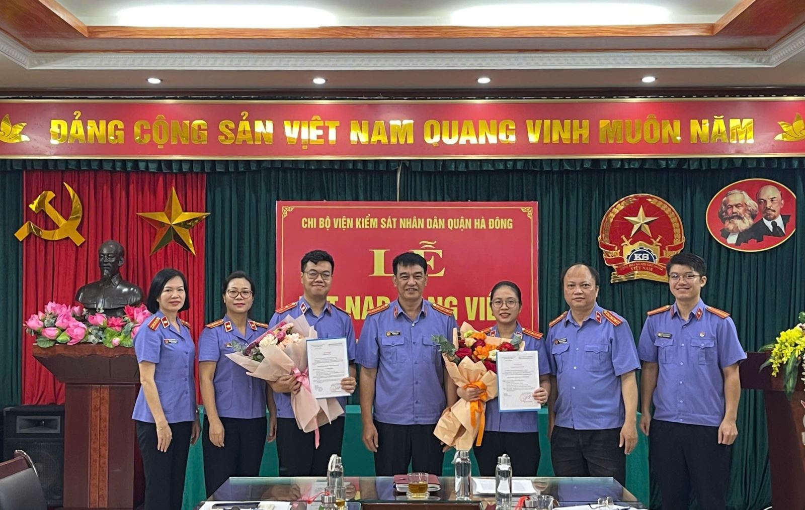 Chi bộ Viện KSND quận Hà Đông tổ chức Lễ kết nạp Đảng viên và trao ...