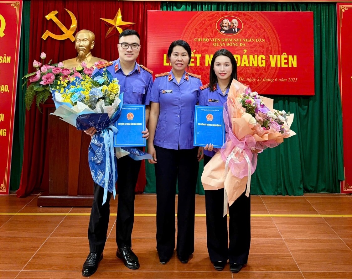 Chi bộ Viện KSND quận Đống Đa kết nạp các quần chúng ưu tú vào Đảng