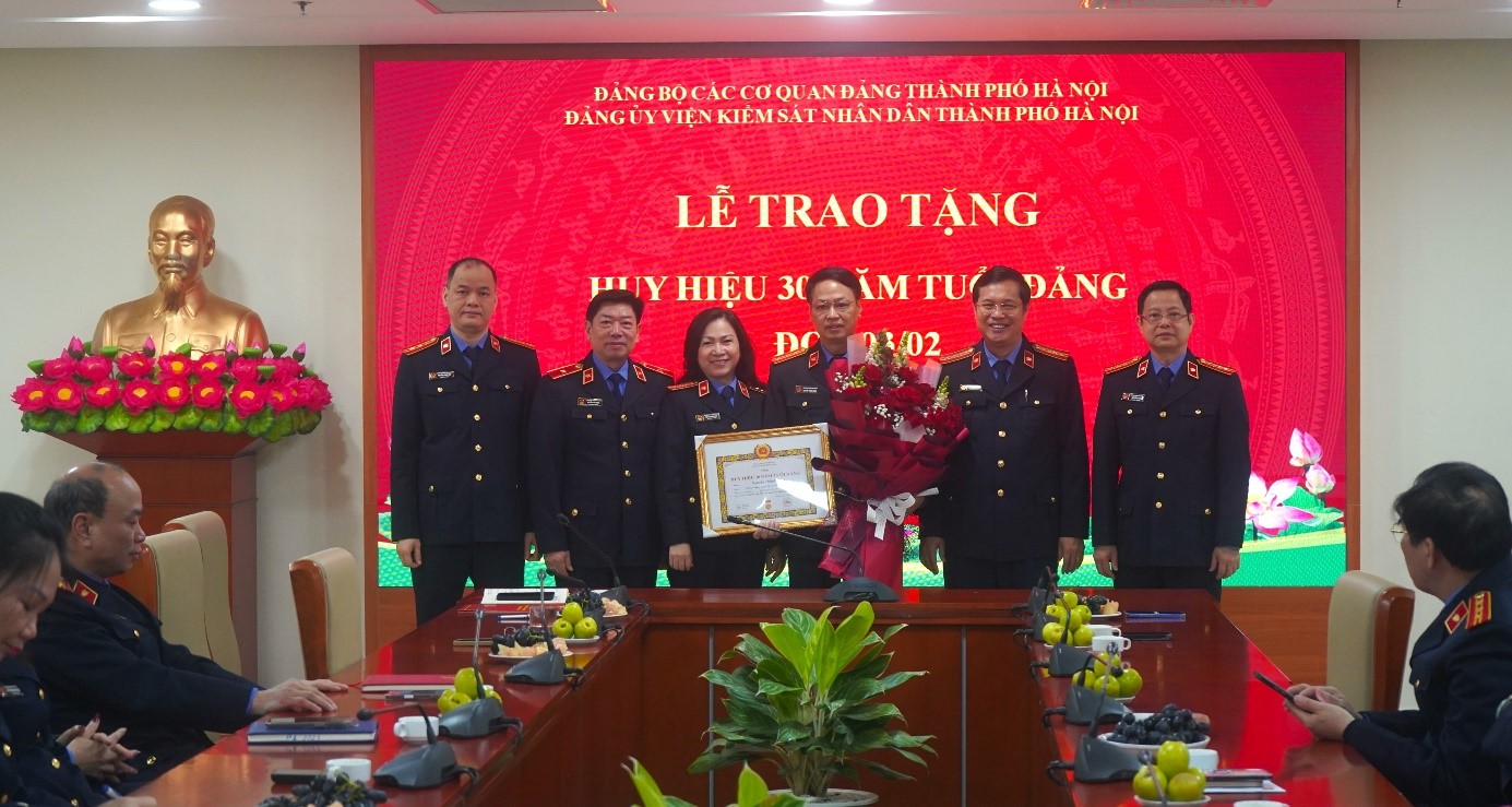 Đảng ủy Viện KSND thành phố Hà Nội tổ chức Lễ trao tặng huy hiệu 30 năm tuổi Đảng